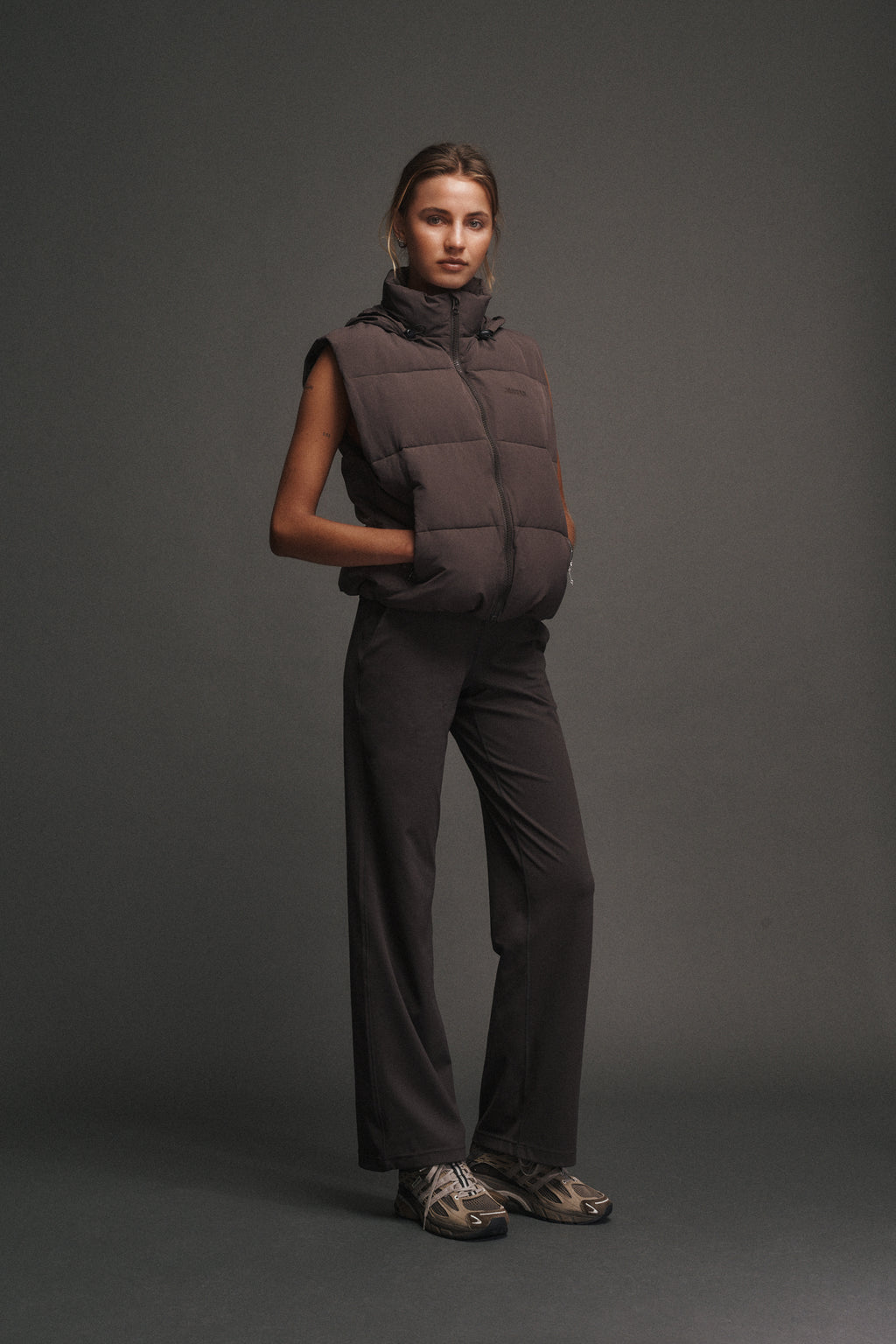 ESSENTIAL HIP-LINE PUFFER VEST COFFEE BEAN – Jaggad